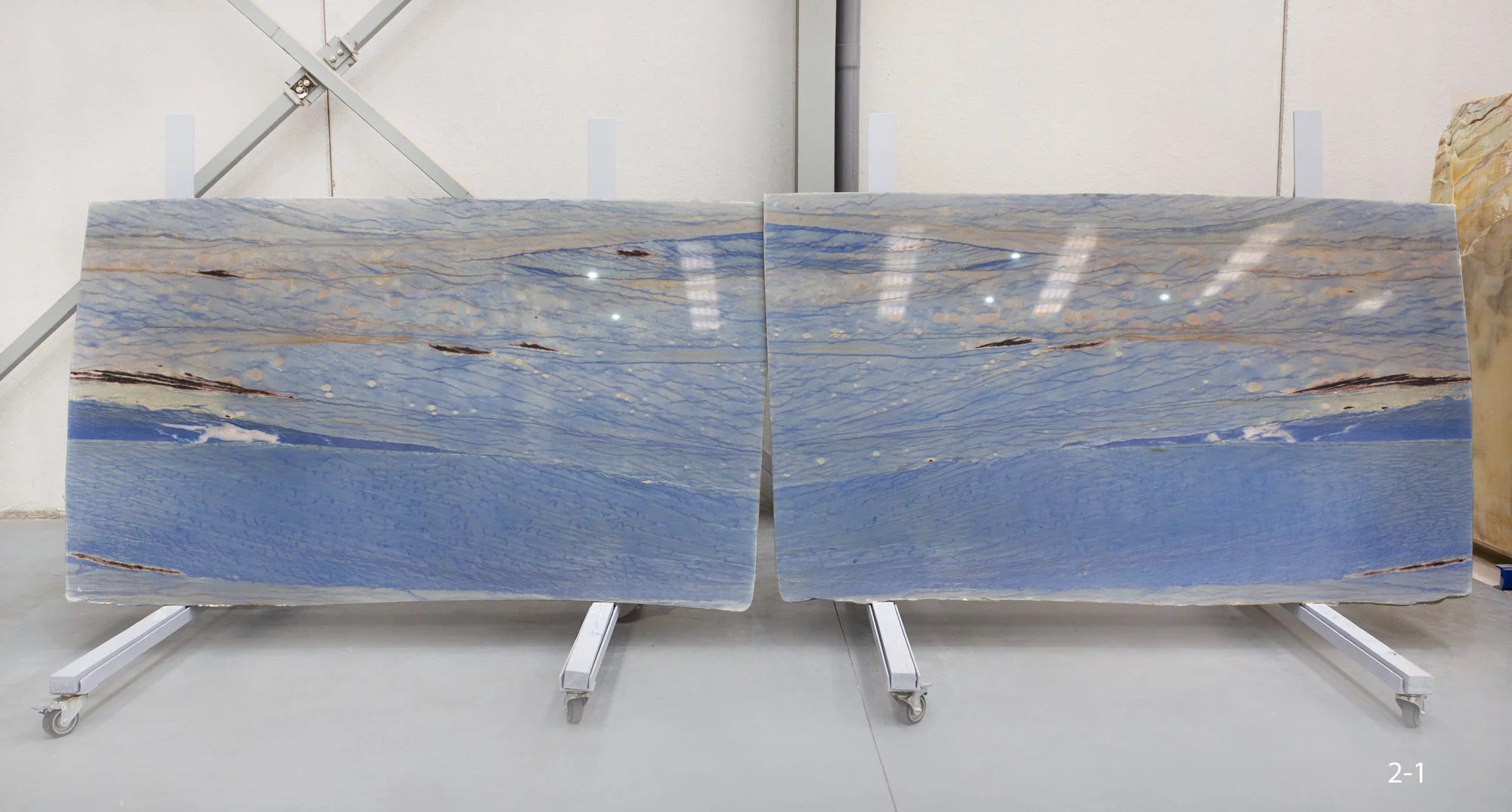 BLUE MACAUBAS — Grand Stone